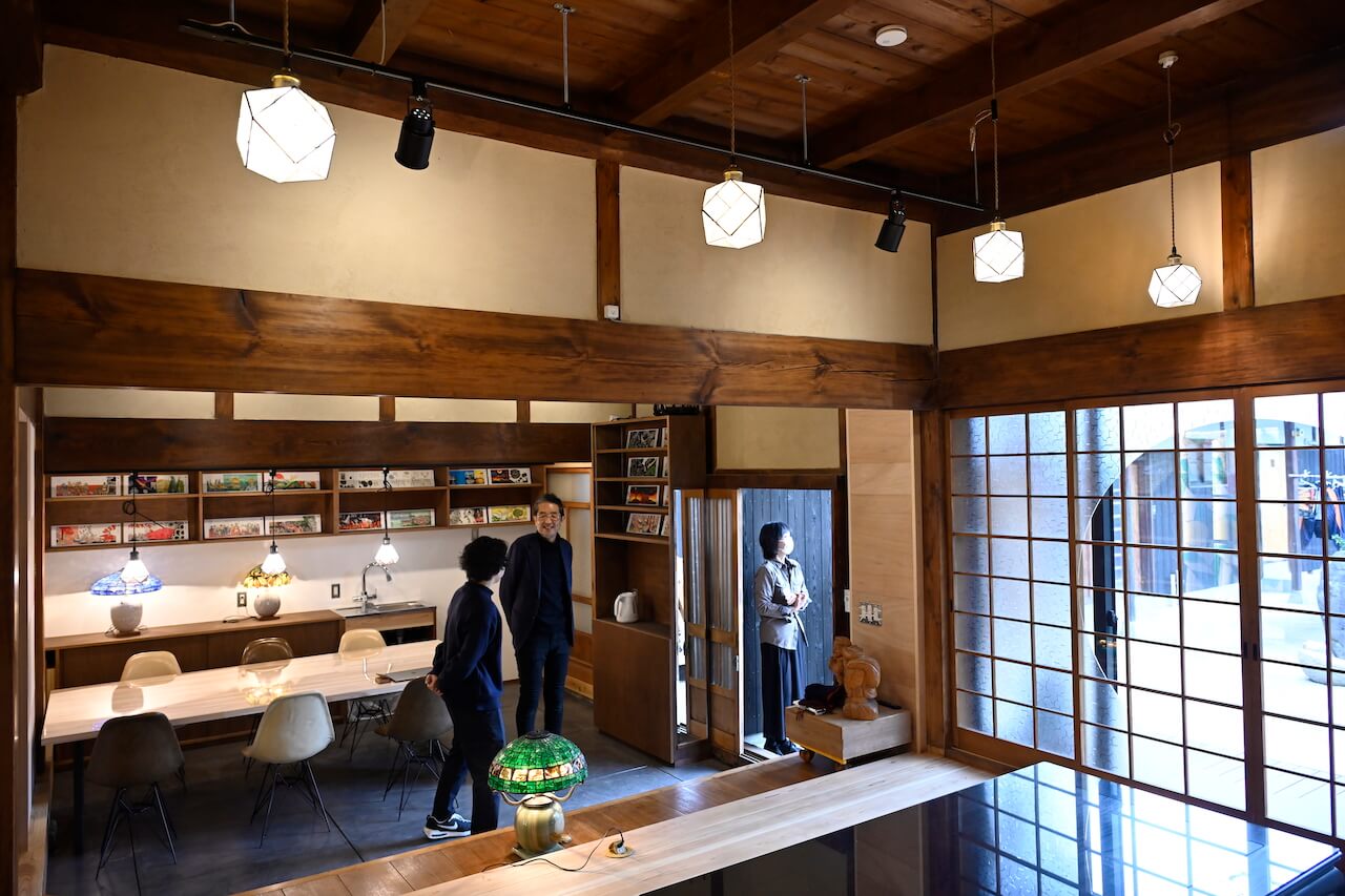 Exchange and communication in the courtyard with young people and ...